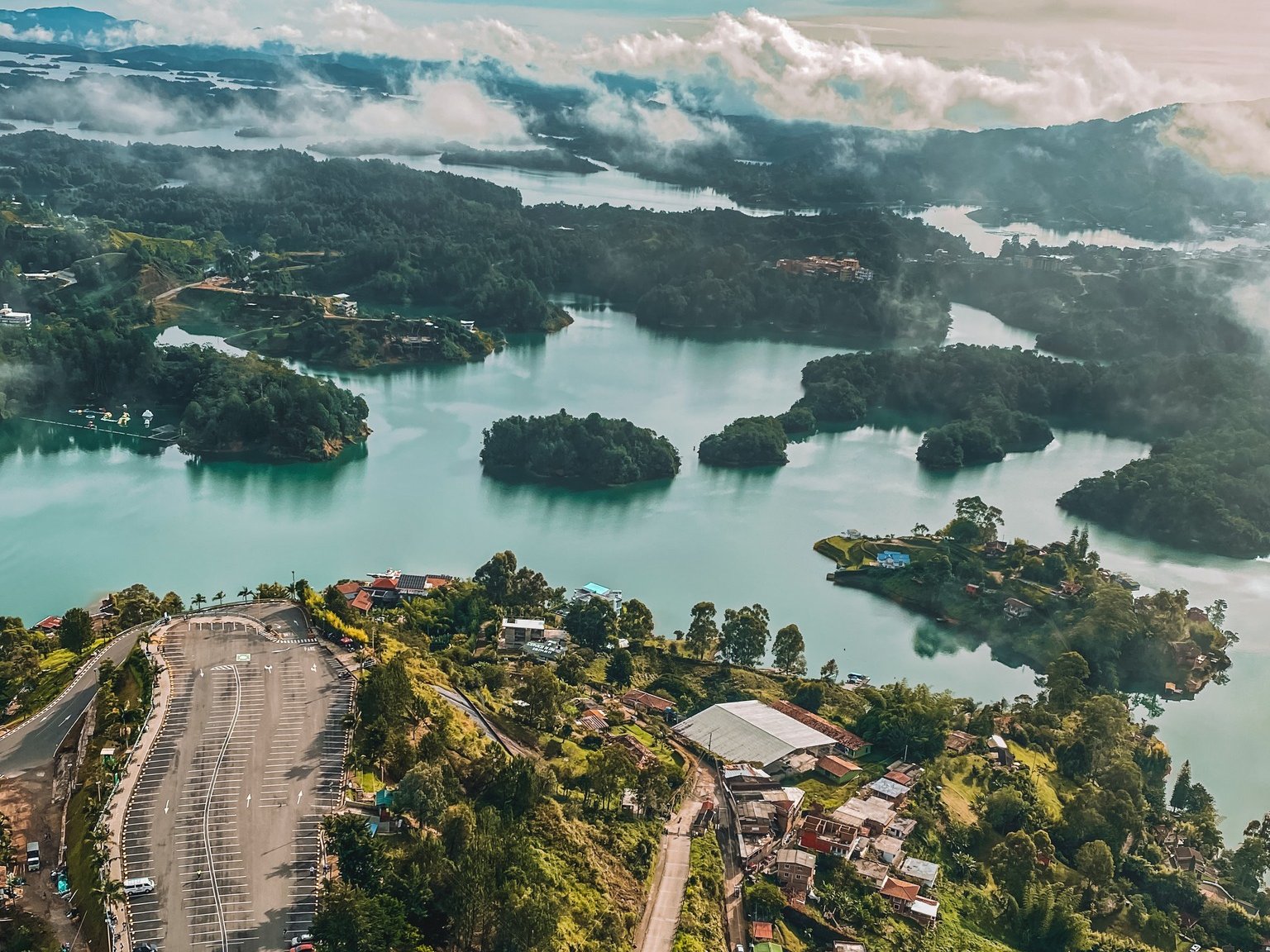 Tolima Travel | Pasadía Medellín, Guatapé y pueblito paisa