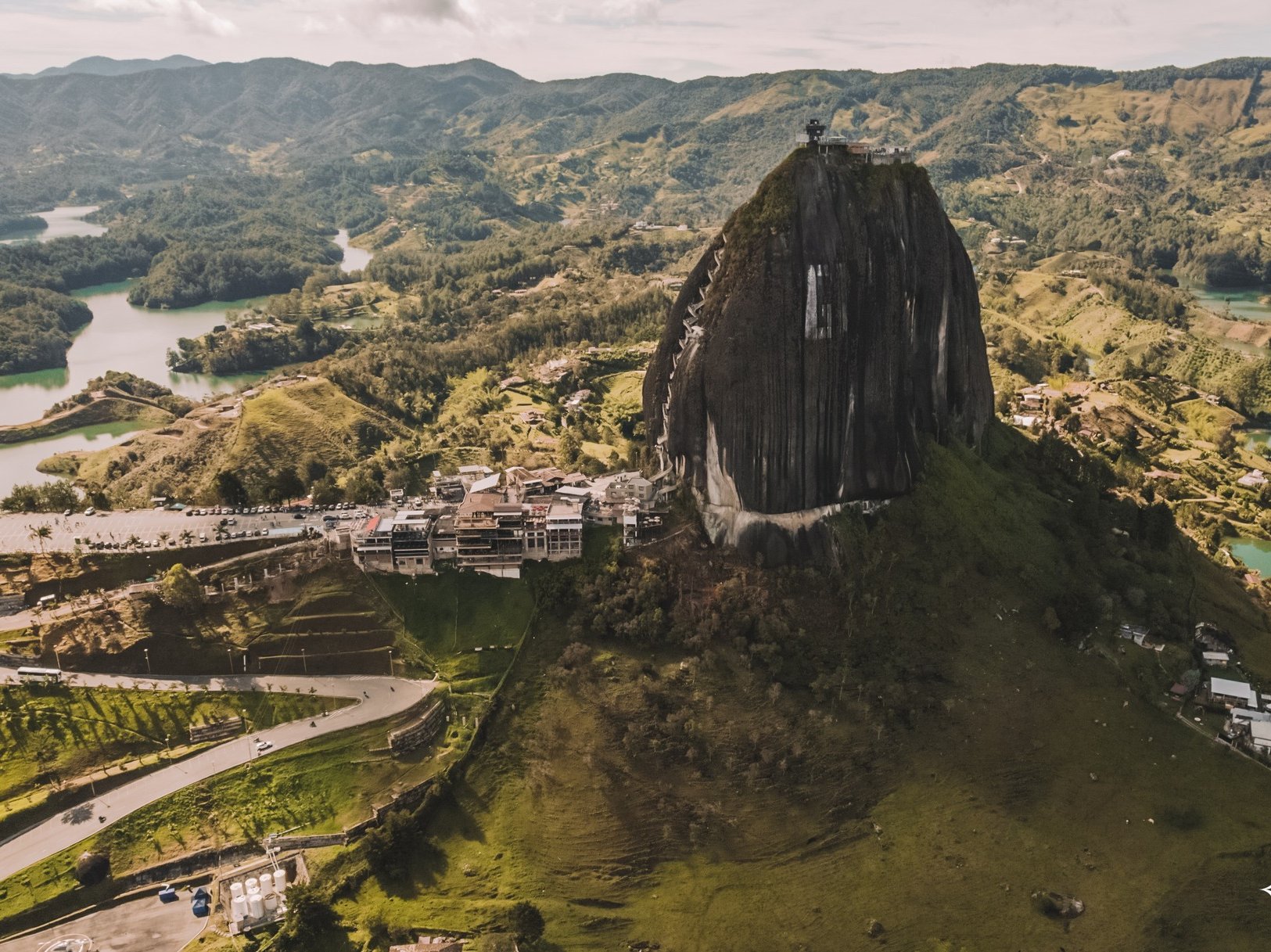 Tolima Travel | Pasadía Medellín, Guatapé y pueblito paisa